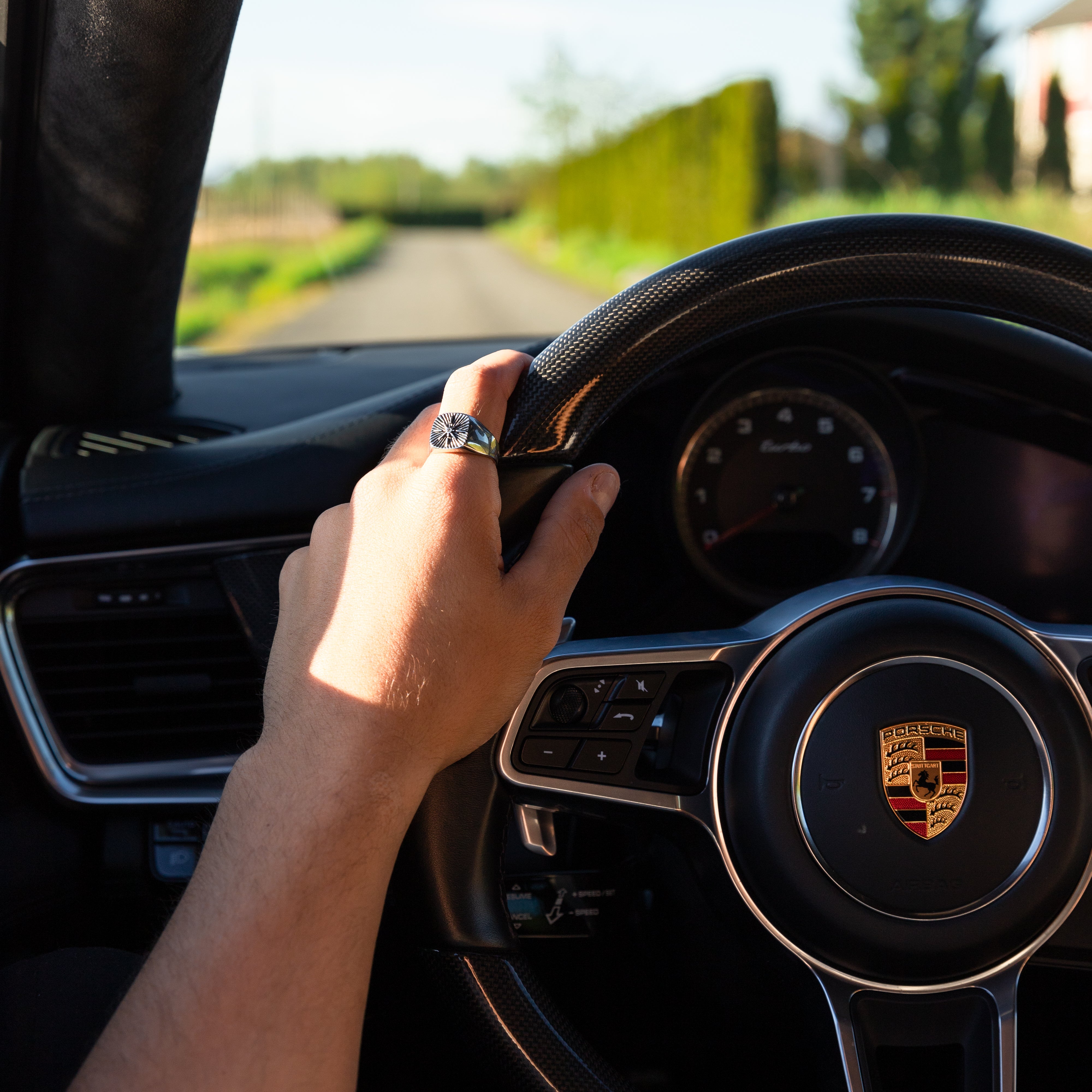 Eluzo | For The Top 1%